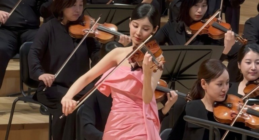Girls' Generation's Seohyun Shines in Her Amateur Violin Debut | kpopping